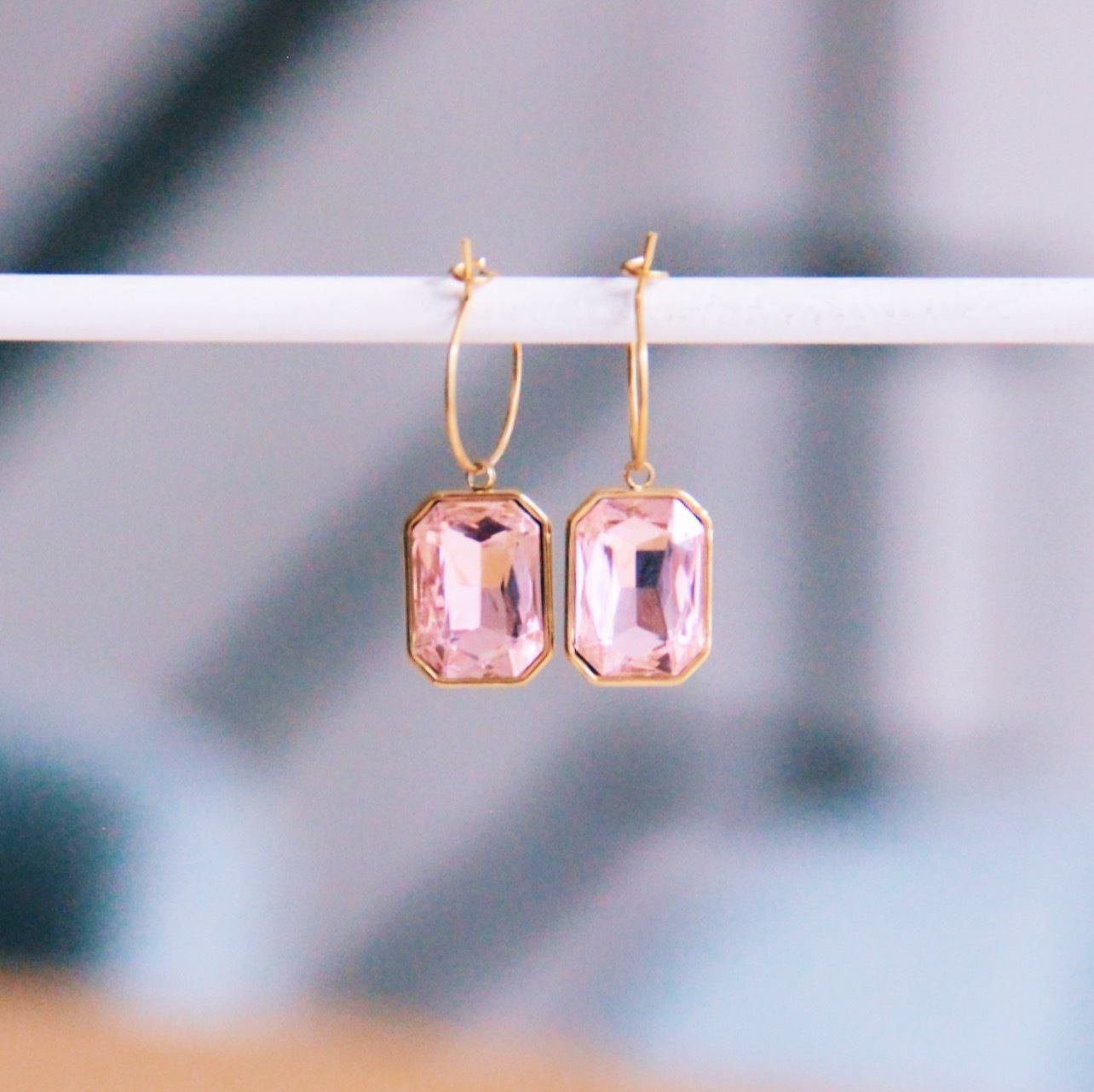 Bazou | Fijne oorring met rechthoekige crystal - roze