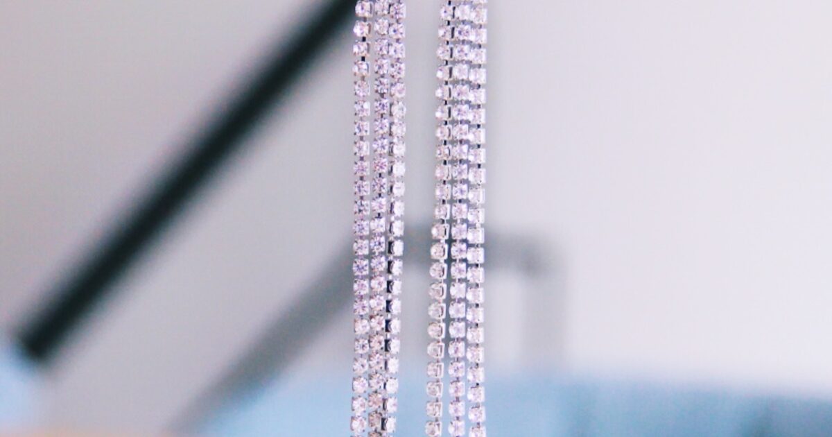 Bazou | Lange crystal oorbel - zilver